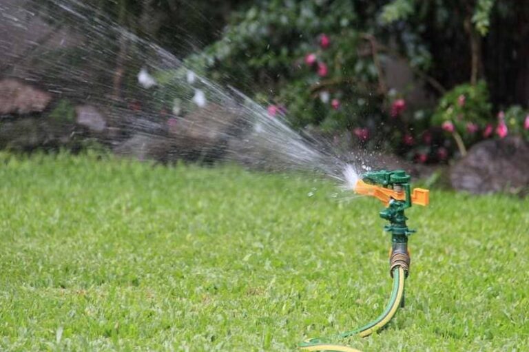 Riego por aspersión en jardines: Cálculo y consejos para un riego eficiente