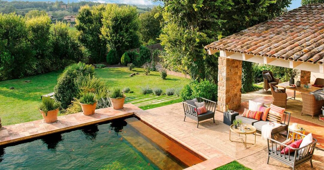 Transforma tu patio en un oasis: ideas para patios con alberca y jardín